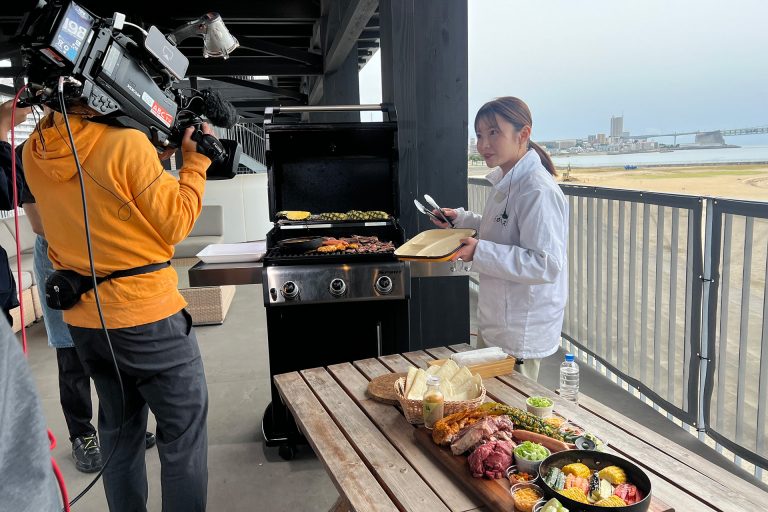ZAZAZAが朝日放送テレビ「news おかえり」で特集されました – 大蔵海岸BBQ ZAZAZA