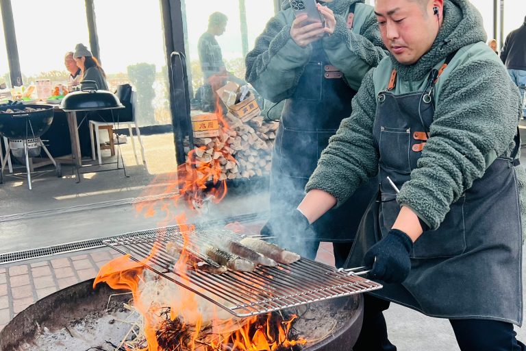 明石・大蔵海岸のZAZAZAで「浦サワラ」の藁焼き実演 – 大蔵海岸BBQ ZAZAZA
