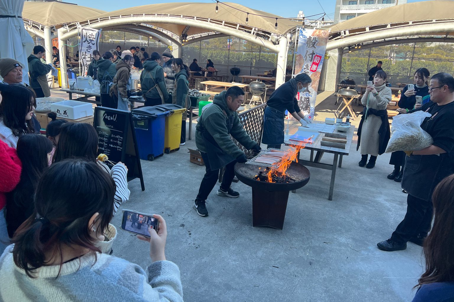 明石・大蔵海岸「ZAZAZA」で一日限りの海の幸祭り！藁焼きサワラ、牡蠣食べ放題、味噌スープを堪能 – 大蔵海岸BBQ ZAZAZA